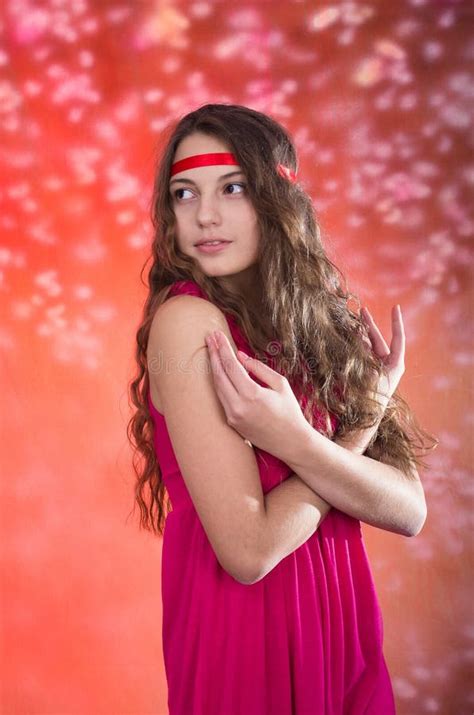 Muchacha Adolescente Hermosa En Vestido De Fiesta Con Los Tacones Altos