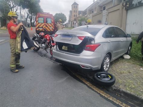 Carro passa por cima de motociclista após conversão em cruzamento de