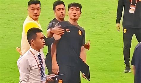 郑智的死亡眼神告诉我们，什么叫一阔脸就变国足比赛球迷