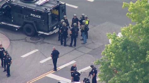 市街地で発砲、警官含む3人が死亡 米コロラド州 Jp