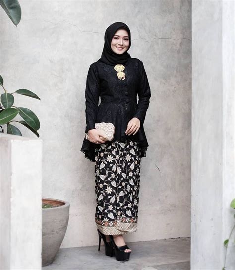 10 Referensi Kebaya Set Hijab Warna Senada Kekinian
