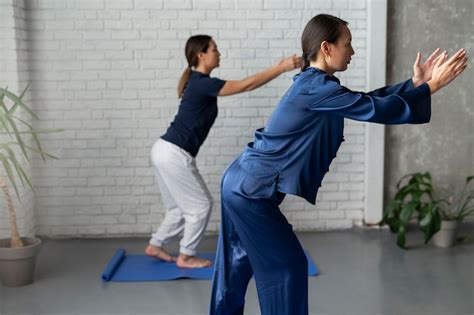 Femmes Pratiquant Le Tai Chi Vue Latérale Photo Gratuite