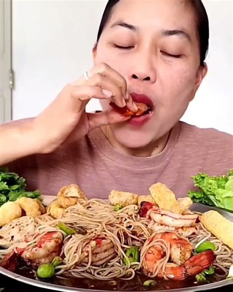 ก้อยขนมจีนหมูยอกุ้ง แม่อุ๋ยกินแซ่บ Youtube