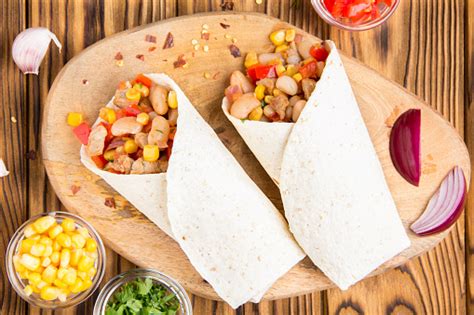 고기 야채 흰 콩 고추 옥수수와 함께 Tartilla에 버 리 토 맛 있는 점심 멕시코 음식 수 제 간식 0명에 대한 스톡 사진