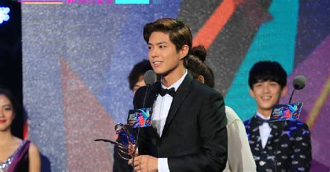 박보검 중국 시상식서 예의 바른 큰절 포착 완벽 슈트핏