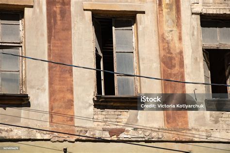 우크라이나 드니 프로 도심에있는 무인 주택의 오래된 외관 0명에 대한 스톡 사진 및 기타 이미지 0명 거리 거친 Istock