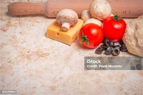 수제 피자 재료 토마토 버섯 치즈 올리브와 반죽 복사 공간 0명에 대한 스톡 사진 및 기타 이미지 0명 건강한 생활방식