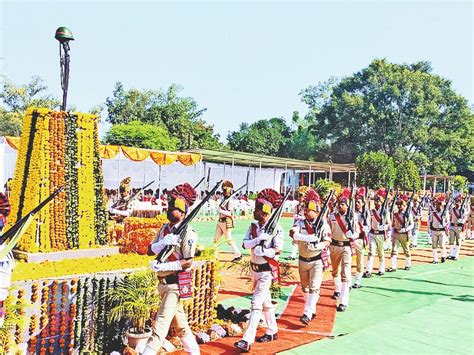 शहीद हुए 220 पुलिस जवानों को पुष्पचक्र से श्रद्धांजलि Tribute To The