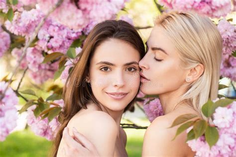 Ragazza Di Primavera Bella Sensuale Donna Sexy In Fiori Rosa Nel Parco Dei Fiori Destate Baci