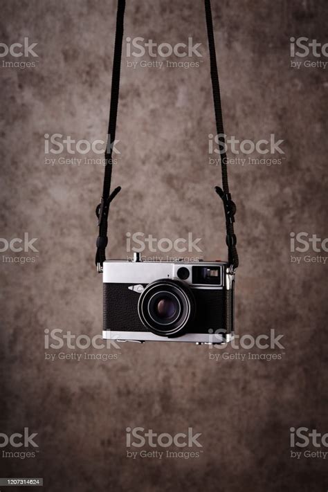 빈티지 아날로그 레인지 파인더 필름 카메라는 배경으로 콘크리트 질감 벽 앞에 매달려 0명에 대한 스톡 사진 및 기타 이미지