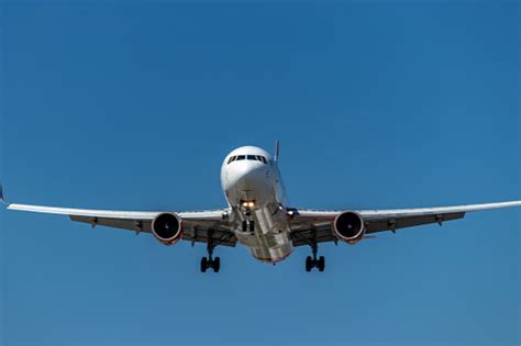 토론토 피어슨 국제 공항 근처 의 몸 아래 비행기의 빛나는 금속 가까이 옴에 대한 스톡 사진 및 기타 이미지 가까이 옴