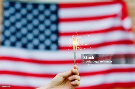 독립 기념일의 명예에서 미국 국기의 배경에 대해 벵골 화재의 클로즈업 0명에 대한 스톡 사진 및 기타 이미지 0명 1위 3차원 형태 Istock