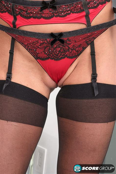 Super Hot Blonde Milf Taylor Vixxen Strips Naked Then Fingers Her Snatch 20 Photos