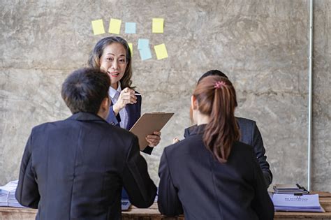 성공적인 비즈니스 팀은 성공을 위한 전략적 계획을 개발하기 위해 협력하는 파트너와 함께 새로운 프로젝트 아이디어를 브레인