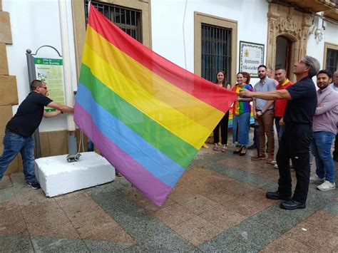 Los Barrios iza con orgullo la bandera LGTBI en el Ayuntamiento Andalucía Información