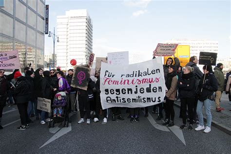 Miles De Personas Se Manifiestan En Berlín Por Los Derechos De Las Mujeres