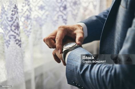 그의 손목 시계 남자 시계를 손에 넣어 신랑이 결혼식 전에 아침에 준비에 시간을 확인 하는 사업 검은색에 대한 스톡 사진 및 기타 이미지 Istock