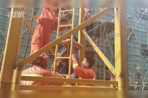 【江苏】工人被钢绳击中手臂 消防上演高空救援