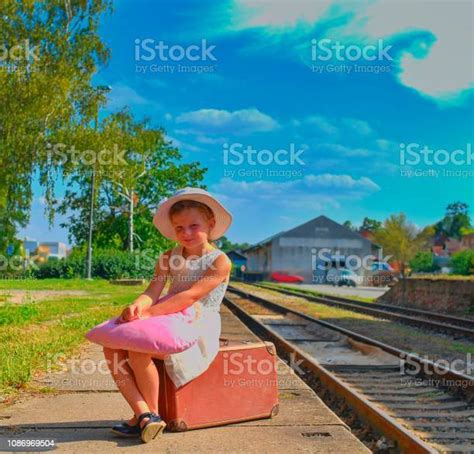 Gadis Kecil Yang Menggemaskan Di Stasiun Kereta Api Menunggu Kereta