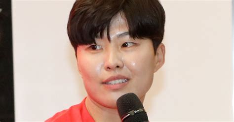 질문에 답하는 지소연