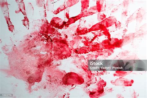 흰색 배경에 빨간색 피 묻은 지문과 손바닥 인쇄물 공포와 범죄 현장 개념 할로윈 엽서 0명에 대한 스톡 사진 및 기타 이미지 0명 공포 무서움 도둑질 범죄 Istock