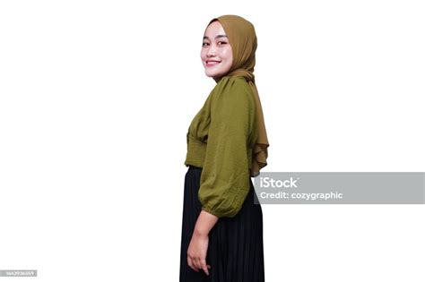 白い背景にヒジャーブの笑顔を持つ美しいアジアの若い女性 18歳から19歳のストックフォトや画像を多数ご用意 18歳から19歳 1人