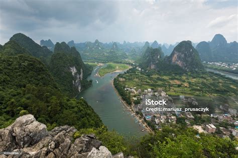계 림 리 강 Karst 산맥의 풍경입니다 고 대 도시의 싱 핑 Yangshuo 계 림 광시 중국 근처에 위치 0명에 대한 스톡