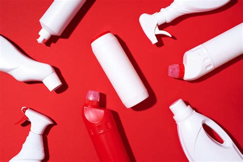 빨간색 배경에 플라스틱 가비지 수집 맨 위 보기 공간을 복사합니다 플랫 레이 플라스틱 재활용 쓰레기 개념의 분리 수거 중지 병에 대한 스톡 사진 및 기타 이미지 Istock