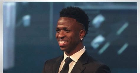 오피셜 발롱 실패→인성 논란 비니시우스 마침내 인정받았다fifa 올해의 선수 선정 브라질 국적 17년 만 수상