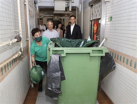 垃圾徵費︱謝展寰視察處所了解首日運作情況 院舍指計劃有助加強員工源頭減廢意識 星島日報