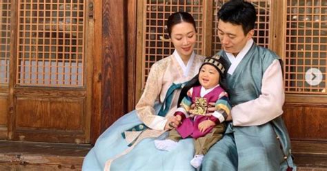 서현진 ‘훈남 의사 남편과 아들의 첫돌 가족사진 공개 “남는 건 사진 뿐