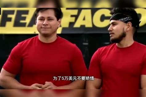 小哥躺在太平间床上被薄膜包裹吸尽空气，哥哥找钥匙营救弟弟，能否成功？薄膜太平间包裹