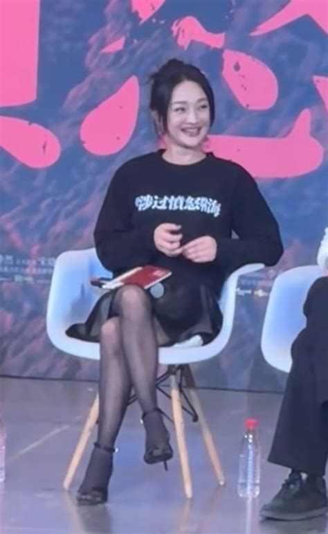 女明星周迅腿穿黑丝配露趾高跟鞋现身电影宣传活动翘腿坐姿54 60 图片 名腿网