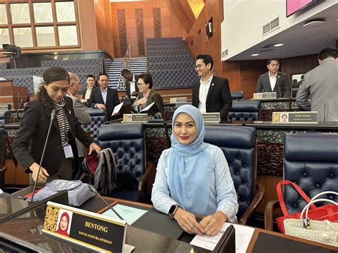 Manis Berkurung Biru Wajah Anggun Ahli Parlimen Bentong Young Syefura