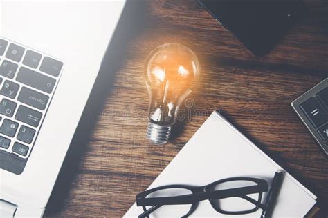 16552 Bulbo Computadora Y Fotos De Stock Fotos Libres De Regalías De Dreamstime