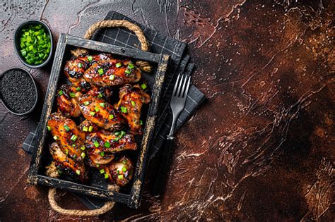 Bbq 데리야끼 소스에 담긴 닭 날개와 쟁반에 검은 참깨 회색 배경입니다 평면도 복사 공간 가금류에 대한 스톡 사진 및 기타