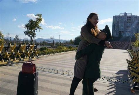 相戀四年，美女跪地向兵哥哥驚喜求婚 每日頭條