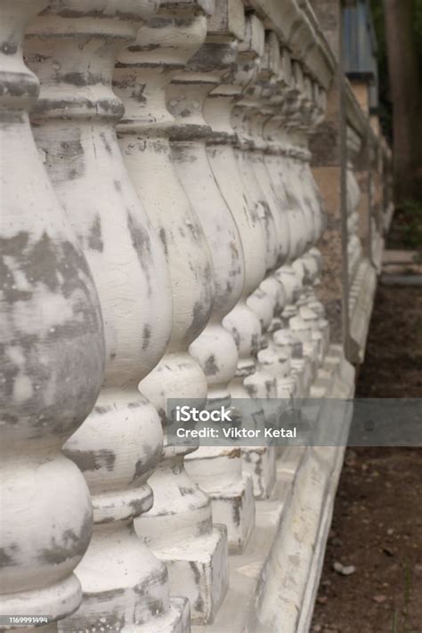 금이 흰색 페인트와 회색 색상의 골동품 바행자 선형 원근법 창조적 인 빈티지 배경입니다 난간 0명에 대한 스톡 사진 및 기타 이미지 Istock