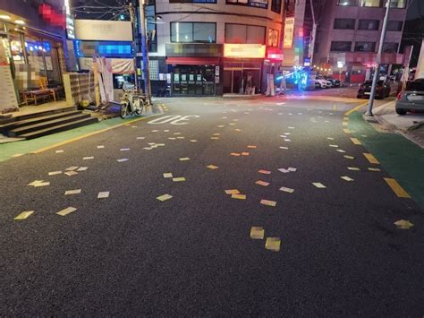 밤만 되면 무더기 살포… 낯뜨거운 유흥업소 전단지 파이낸셜뉴스