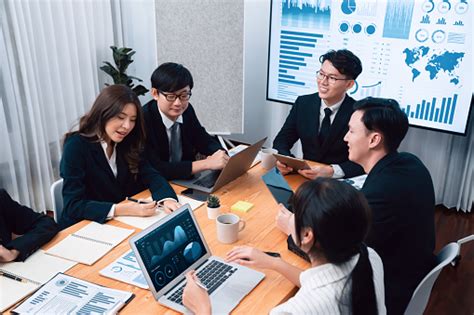 재무 데이터 분석 회의 보고서 용지의 비즈니스 팀 하모니 사무실에서 5명에 대한 스톡 사진 및 기타 이미지 5명 개발