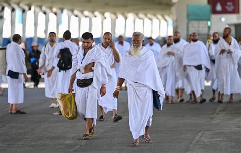 توافد جموع الحجاج من مشعر منى للوقوف في صعيد عرفة قناة العالم الاخبارية