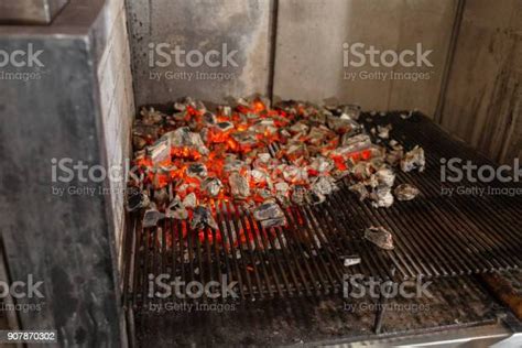 전형적인 아르헨티나 바베 큐 또는 아사 도입니다 불타는 그릴과 붉은 뜨거운 불길에 나무 Film Festival에 대한 스톡 사진 및 기타 이미지 Film