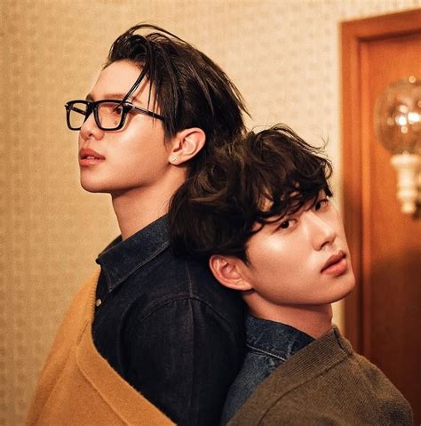 Pleo က အဖေရယ်အမေရယ်ခလေးရယ် ဆိုပြီးပြောတာကို William တစ်ယောက် Est ကိုလက်ညိုးထိုးလိုက်ပြီး Est