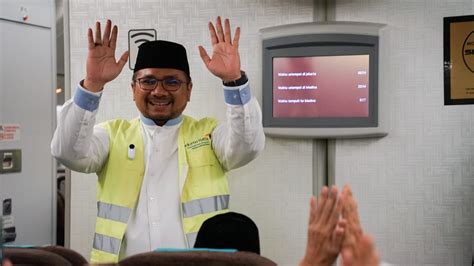 AWALI MUSIM HAJI HARI INI GARUDA INDONESIA TERBANGKAN CALON JEMAAH HAJI MENUJU