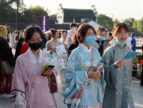 浙江嘉兴：西塘古镇 汉服画舫 人民图片网