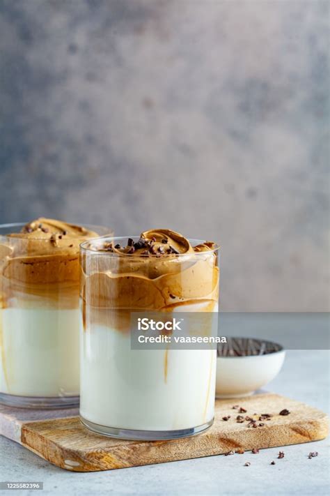 차가운 달고나 커피 한국의 트렌드 음료 차가운 우유와 커피 크림 거품을 안경에 마시고 공간을 복사하십시오 0명에 대한 스톡 사진 및 기타 이미지 Istock