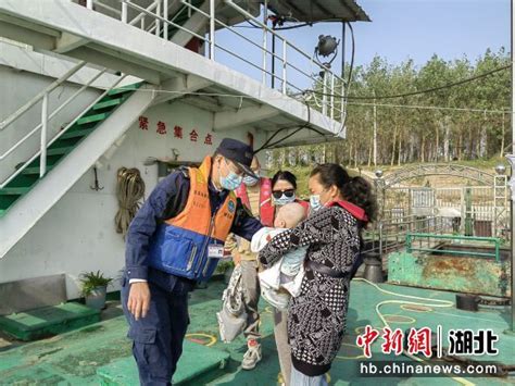 中新网湖北 湖北新闻网 宜昌海事及时护送三个月大婴儿就医