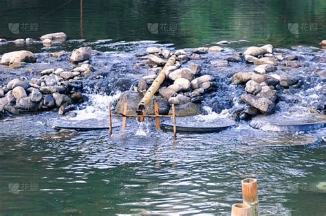 小竹轮和人造石坝隔江而过。