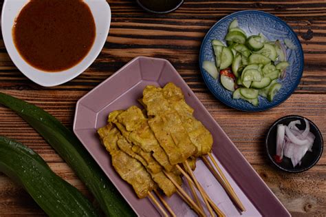 나무 배경 탑 뷰에 땅콩 소스를 곁들인 돼지 고기 사테이 플랫 레이 고기에 대한 스톡 사진 및 기타 이미지 고기 구이 굽기 Istock