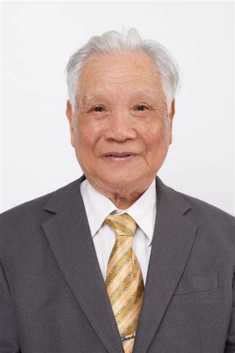 간부 격식있는 옷차림 경험 고령자 고전적인 표정 공식적인 옷차림 날씬한 남성 패션 넥타이 노란 넥타이 노인